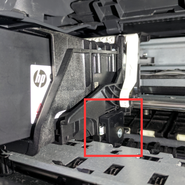 2. 미디어(용지) 센서를 조심스럽게 청소합니다.